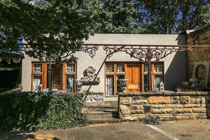 The Green Acorn Guest House - Violet Room - Ficksburg