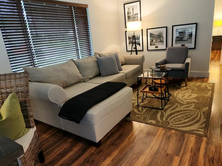 Calvin Univ Breton Village Luxe 2-bedroom W/garage - Calvin University, Grand Rapids
