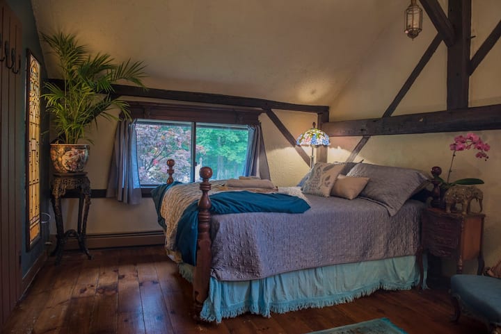 The Wandering Peacockroom - Kent, CT