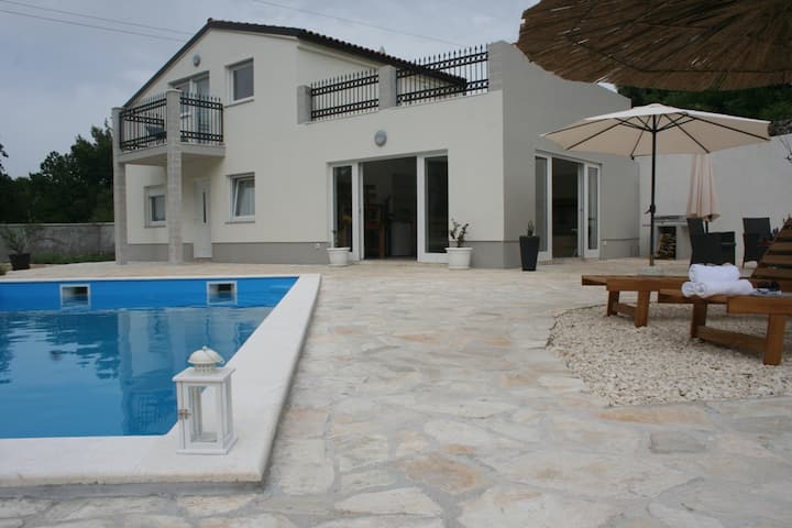 House Nikol - Banjole