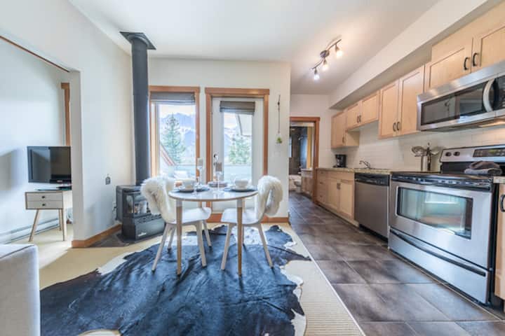 Cozy Penthouse Suite - Panoramic Mountain Views - Canmore
