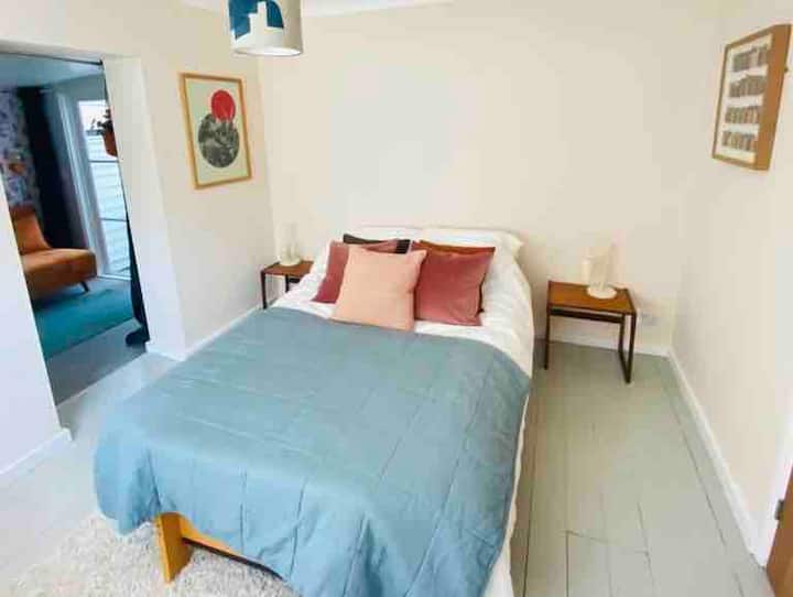 The Yellow Door - Peaceful Retreat Close To Beach - 휫츠테이블