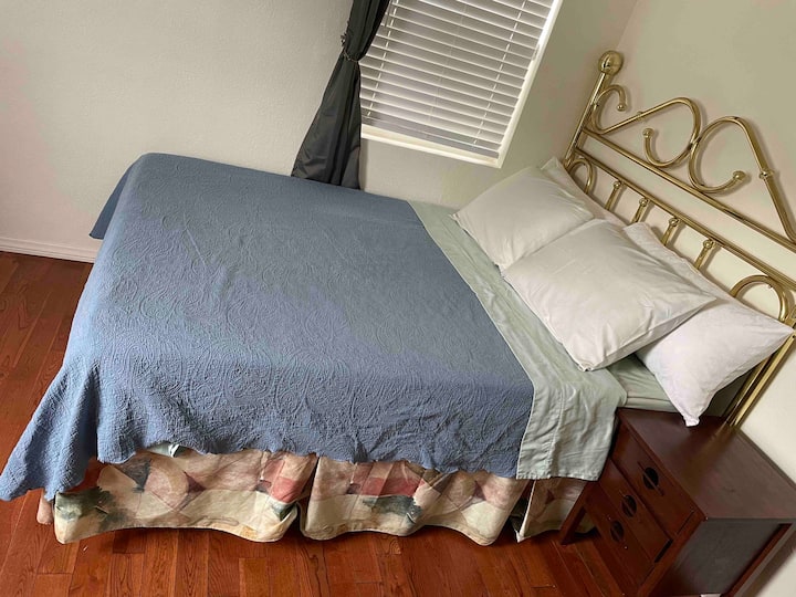 Bright Room  In Long Beach - Long Beach, CA