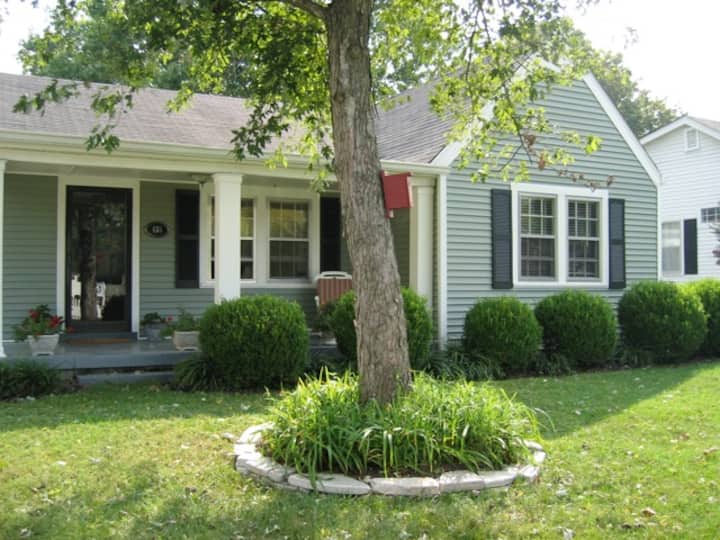 Charming Bungalow Off Main Street - Franklin, TN