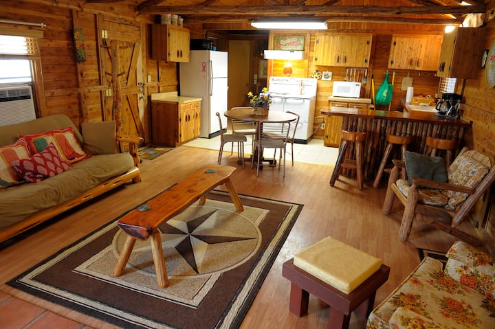 Nonnie's Cabin, Leakey, Texas - Leakey, TX
