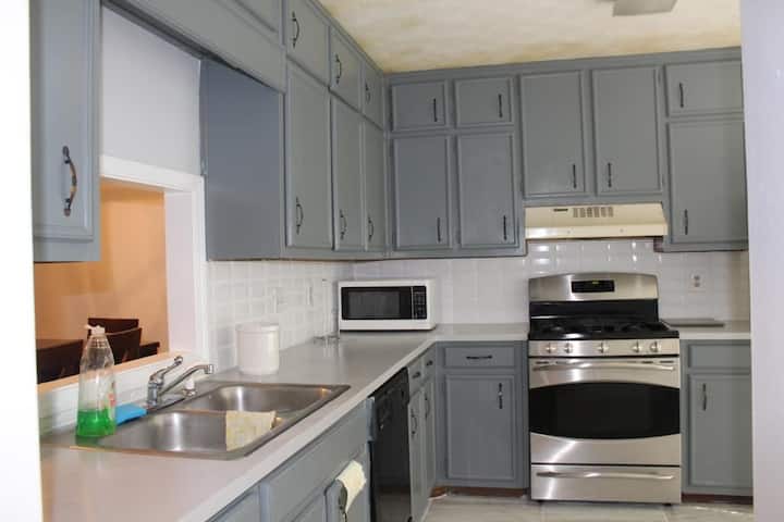 Charming & Spacious 2 Bedroom Townhouse! - Stone Mountain, GA