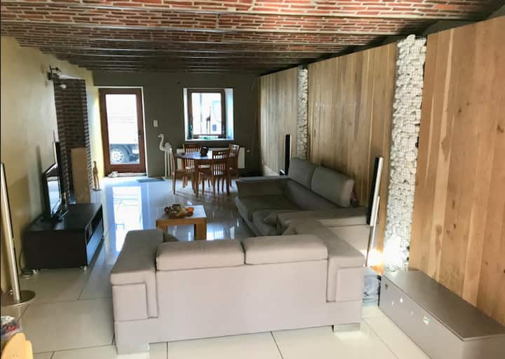 Maison Spacieuse,  Jusqu'à 8 Adultes + 1 Bébé - Philippeville