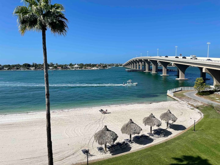 Beachside Bliss ~ Waterfront On Boca Ciega Bay. - St. Petersburg, FL