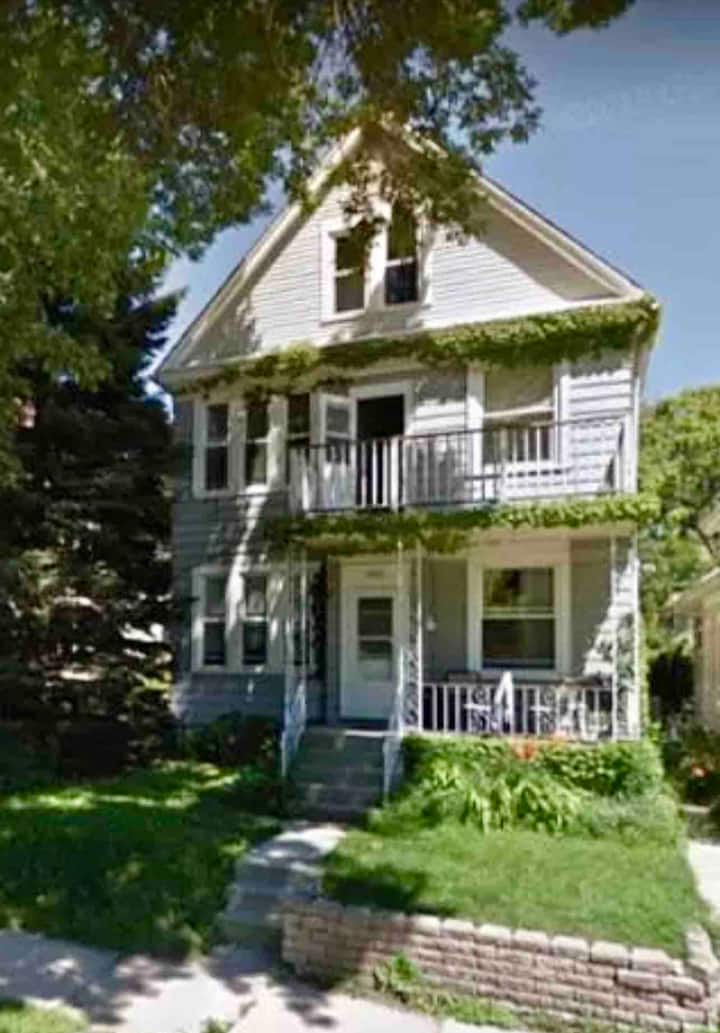 Sunny Bay View Duplex… (Upper Suite Near Lake) - Milwaukee