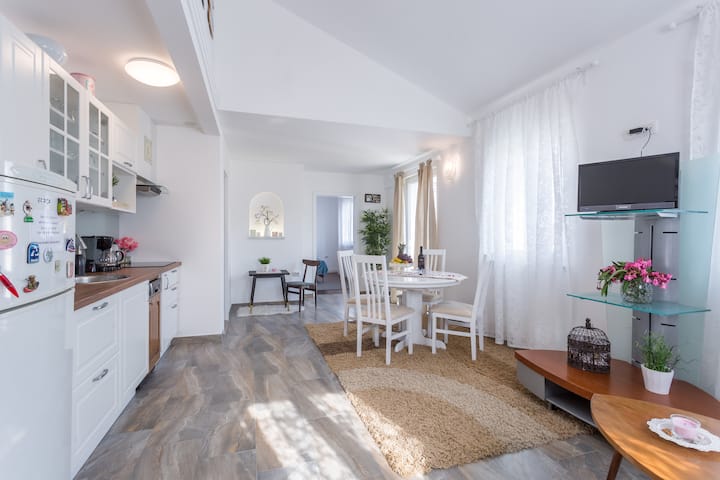 Sea View Apartment In An Art Deco House - Baška