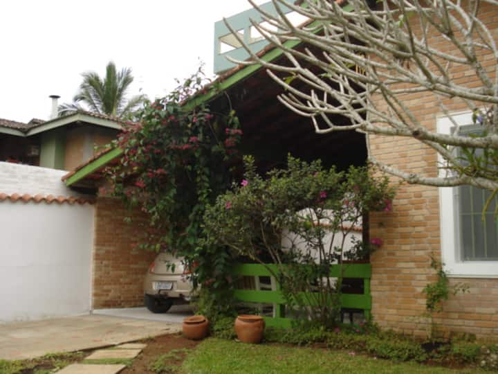 Casa Charmosa Em Rua Tranqüila. - Ubatuba