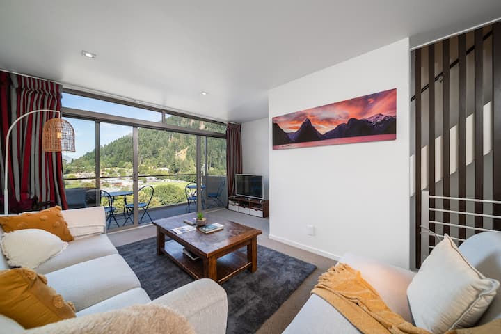 Queenstown's Best Downtown Location - Great Views - Queenstown