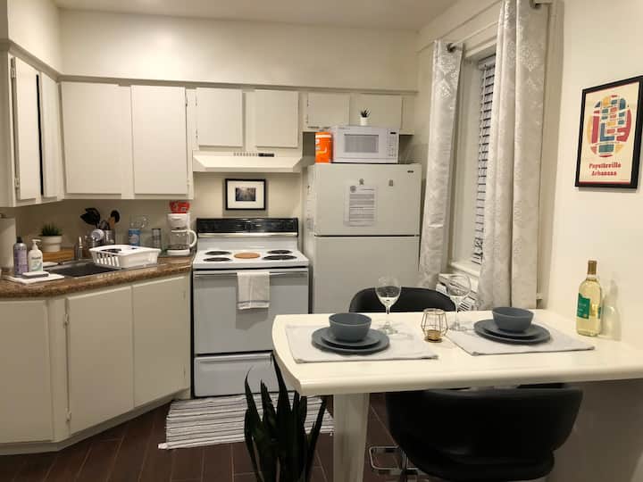 Quiet + Cozy Studio | Downtown At Your Door - Fayetteville, AR