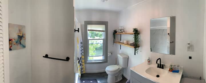 Cozy Carpeted 2 Bedroom Suite In Center Of Ithaca - Ithaca, NY