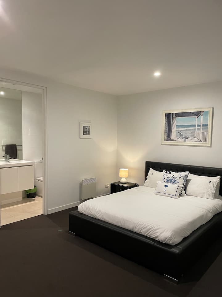 Spacious Bedsit In Sorrento Shopping Strip - 索倫托