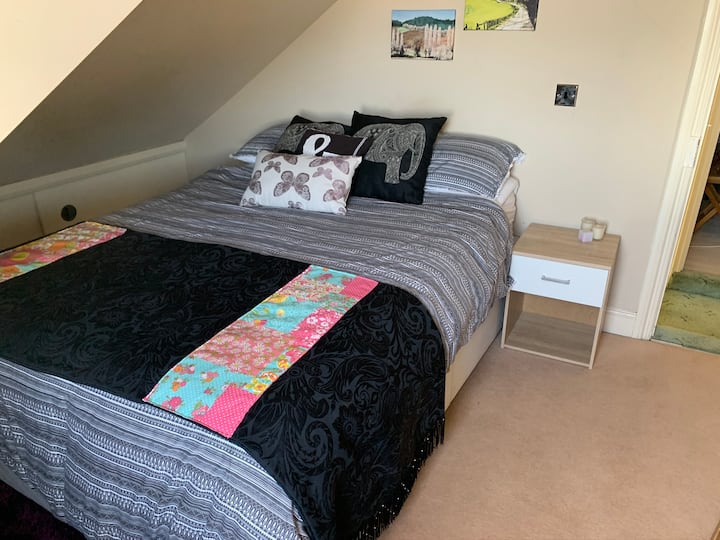 Attic Rooms In Family Home In Upton-upon-severn - Malvern