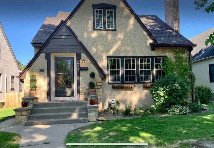 *>A Rustic Villa On Vincent Avenue W/ Hot Tub*< - Minneapolis, MN