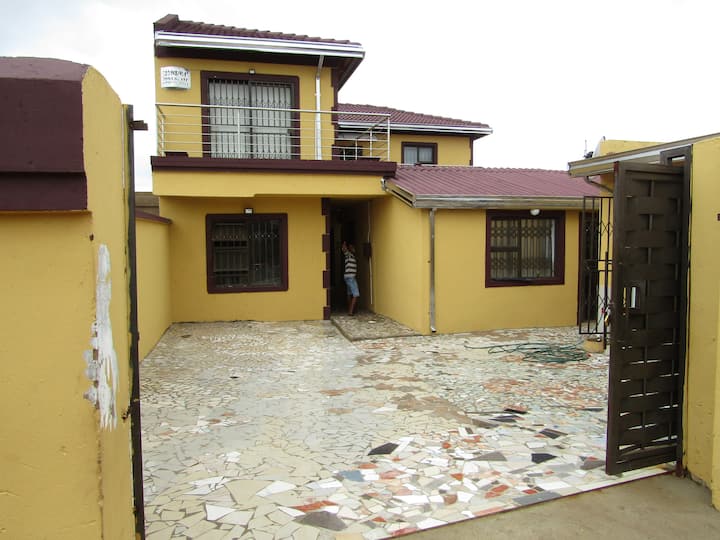 Phomolong House 7 Rooms - Soweto