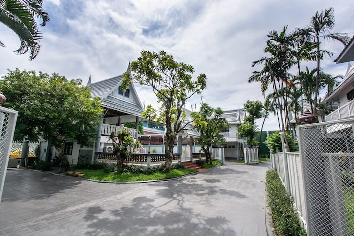 Best Location *Cbd*3br/8p*pool*garden*bts*sathorn* - Bangkok