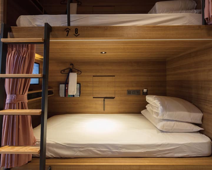 Single Bunk Bed In Girl Dormitory Room - 台南 東區