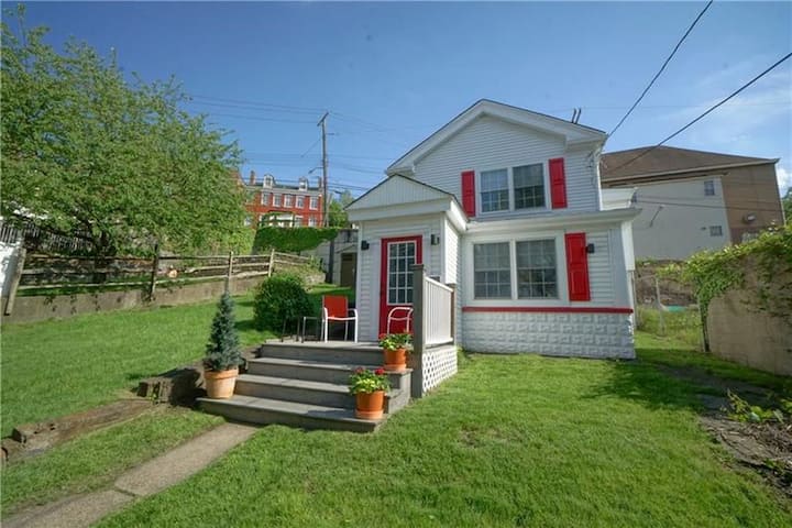 City Cottage With Yard, Sleeps 8 - Pittsburgh, PA