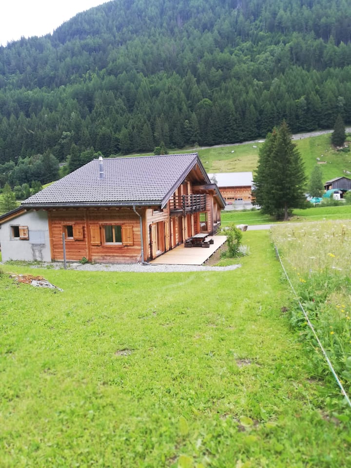 Un Chalet, Des Montagnes, Des Forêts Et Glaciers - Vallorcine