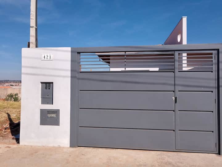 Casa Com 2 Quartos. Vaga Para 1 Carro. - Botucatu