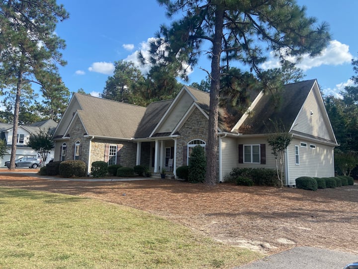 5 Bedrooms + Bonus, 12 Beds, Central Location - Pinehurst