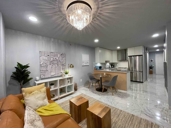 New Lux Nyc 2br/3ba Condo! Media Room+ Huge Yard! - New York