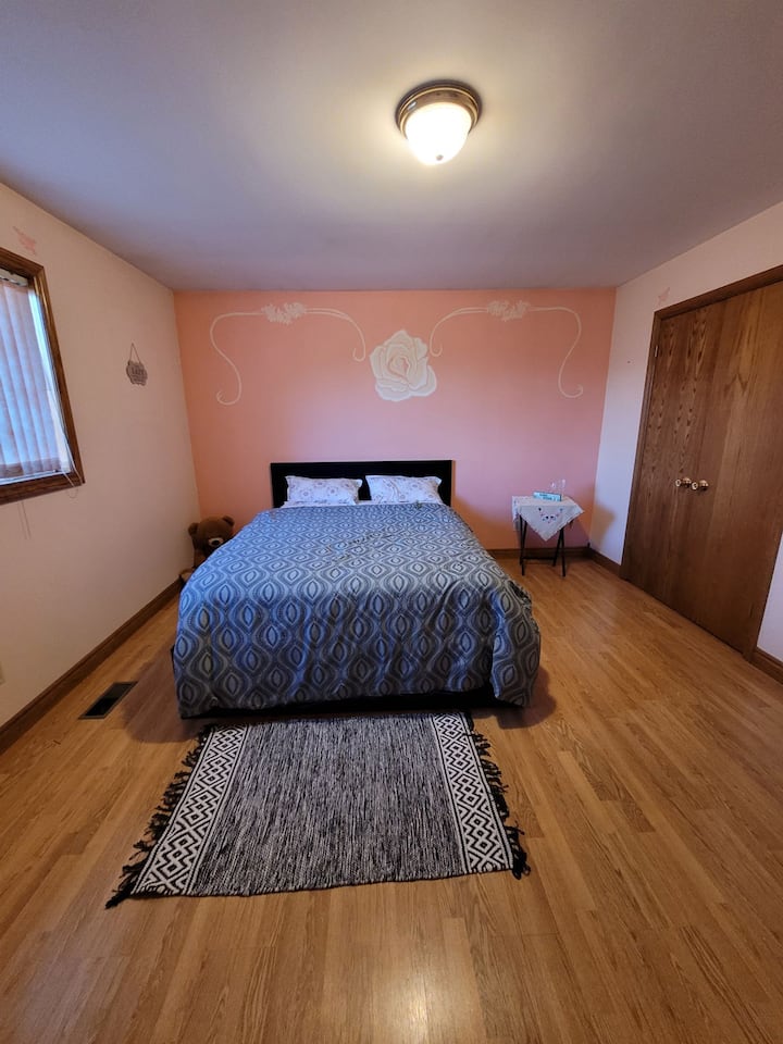 One Bedroom In A Home And Shared Washroom 🚻. - Leamington