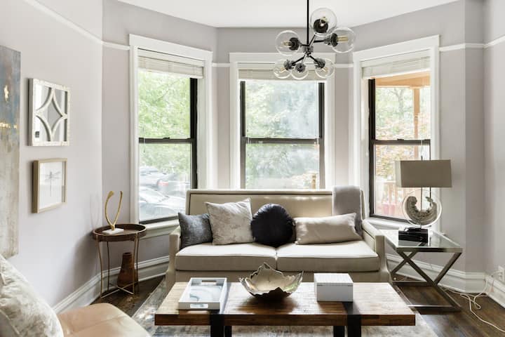 Contemporary Apartment Near Wrigley Field W/ Yard - Old Irving Park - Chicago