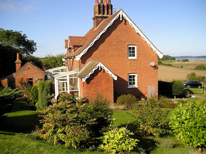 Suffolk Country Cottage. `Snug, Modest Not Deluxe. - Felixstowe