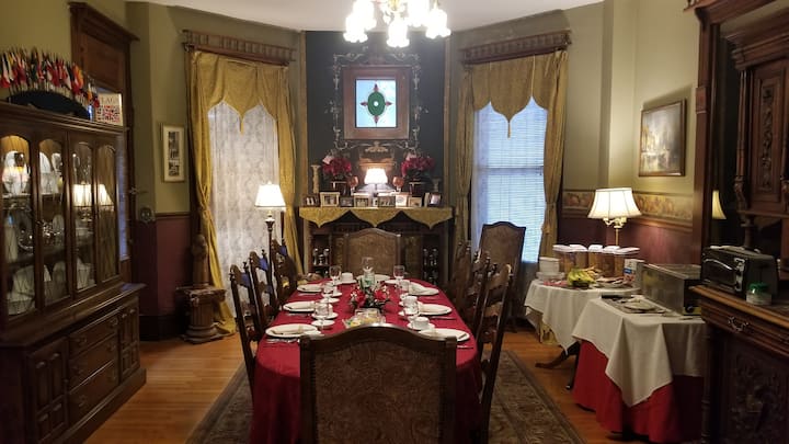 Old Northside Bed & Breakfast, Jacuzzi & Fireplace - Indianápolis, IN