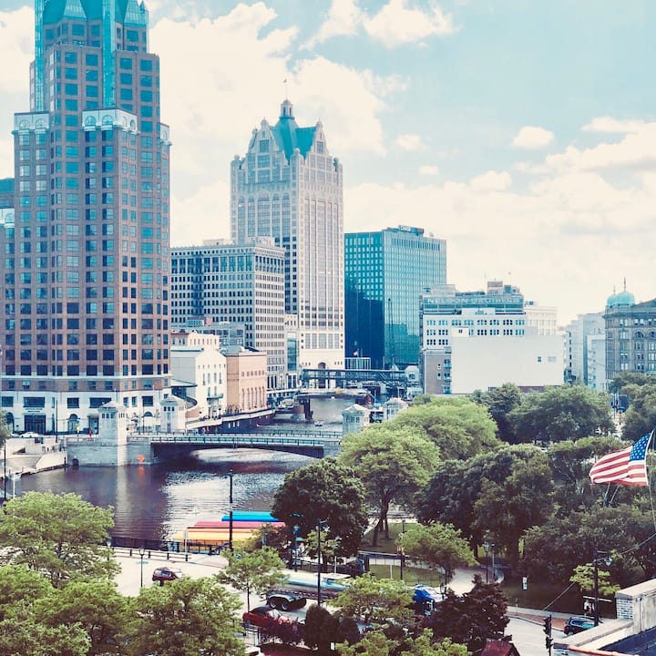Downtown Mke Vibes • Roomy Stay + Cool Perks - Milwaukee, WI