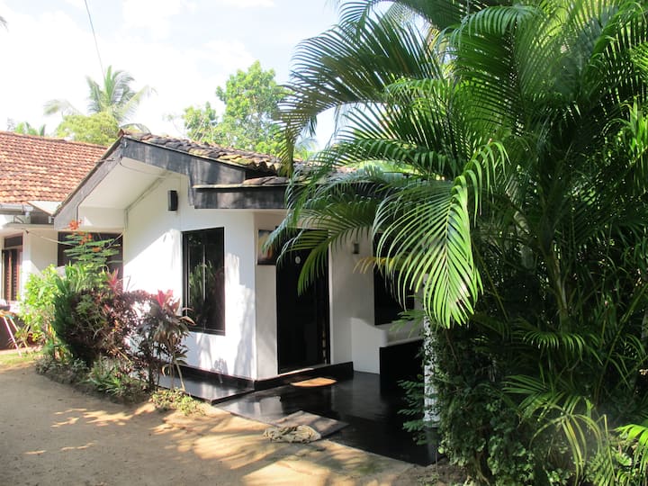Self-catering Cottage/aircon/wifi. Close To Beach. - Hikkaduwa