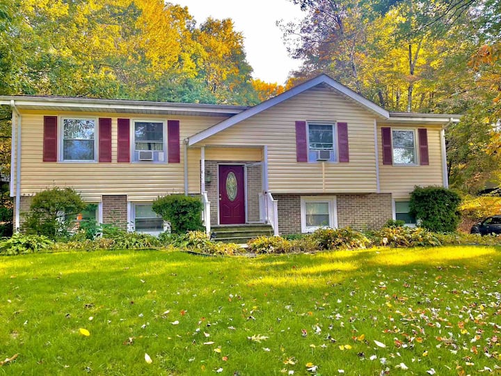 Spacious Living Area In Town Of Newburgh - Beacon, NY