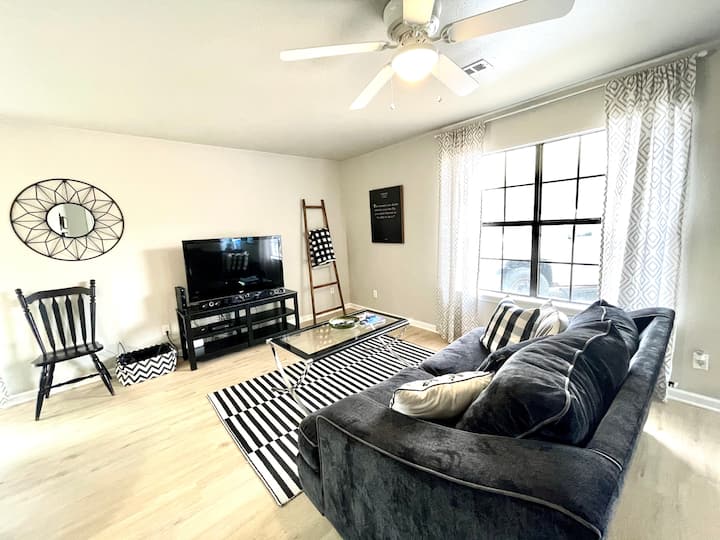 Perfect For Large Or Multi-family! 2 Kitchens! - Fayetteville, AR