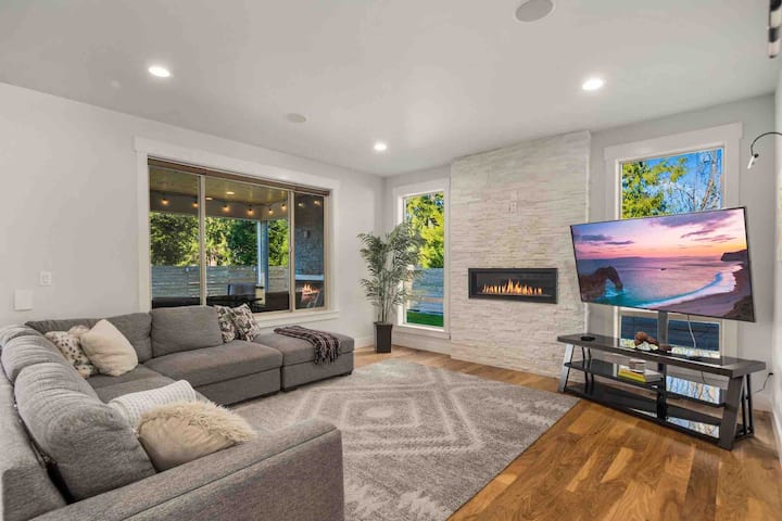 Spacious 5br/3ba Home W/ Covered Deck & Fireplace - Tacoma, WA
