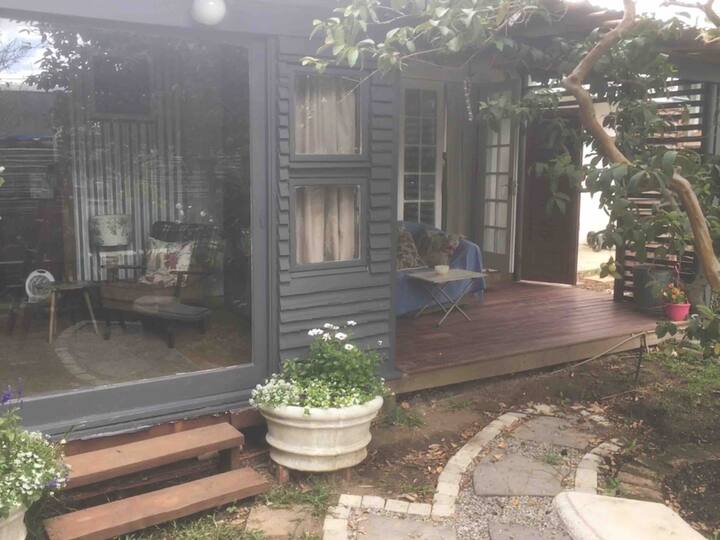 The Garden Cottage
A Quiet Sanctuary In The Garden - Bredasdorp