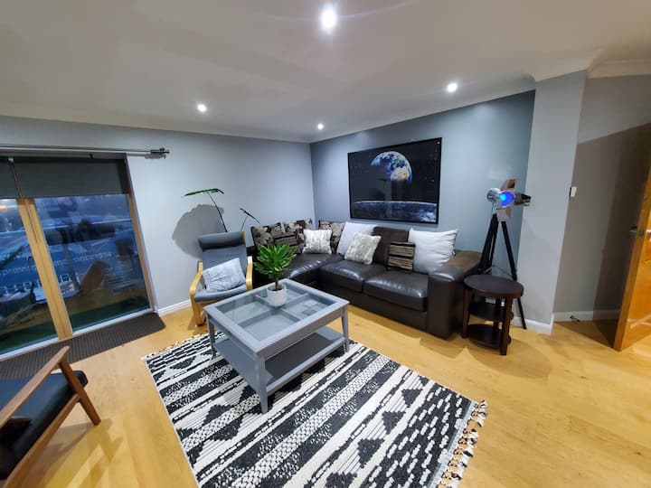 Luxury 2 Bedroom Flat River View Balcony & Parking - Aberdeen