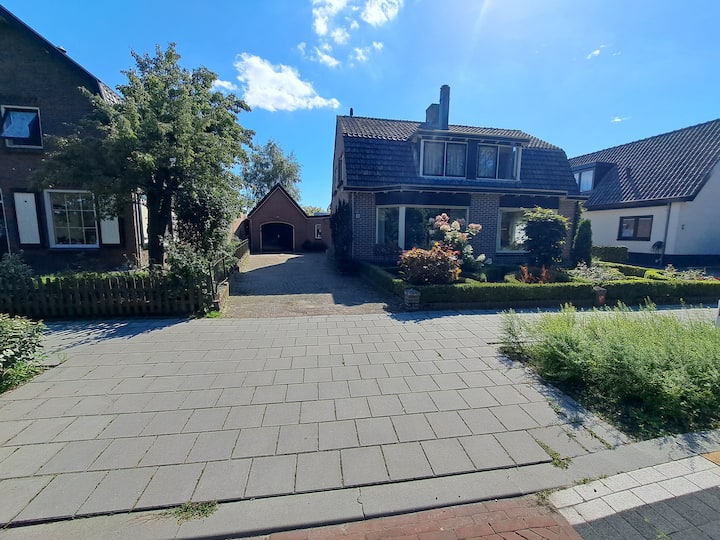 Te Huur Mooie 2 Onder 1 Kapwoning. - Leusden
