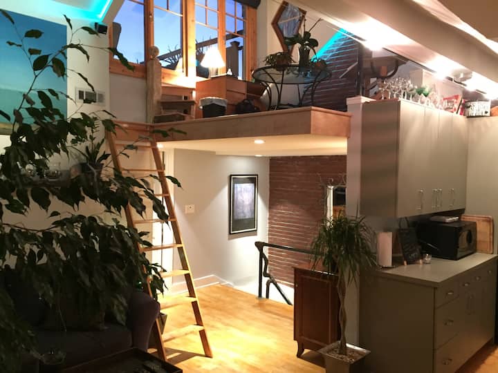 Boston South End Penthouse
Loft & Roof Deck - Boston Logan Airport (BOS)