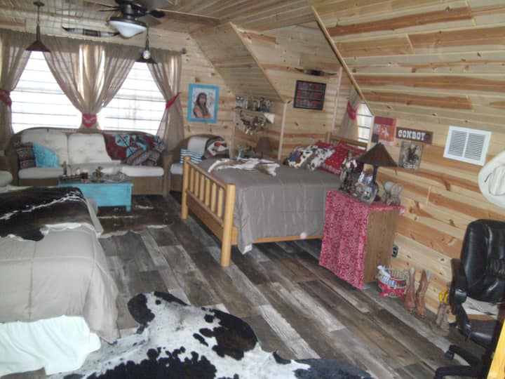 Country Living In An Authentic Log Cabin - Cascade, IA