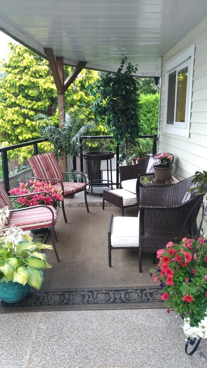 Modern Renovated Mt. Seymour Suite - 本那比