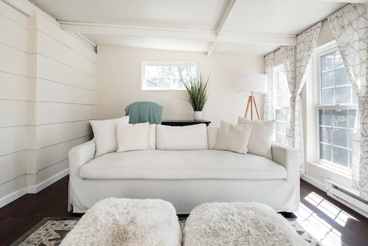 Relax At This Farmhouse Chic Retreat With Hot Tub - Colorado Springs, CO