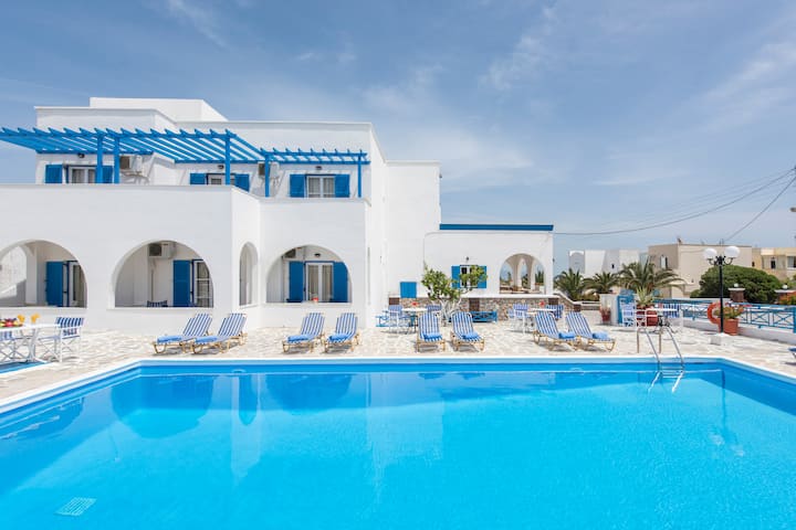 Private Quadruple Room With A Pool In Karterados - Santorini