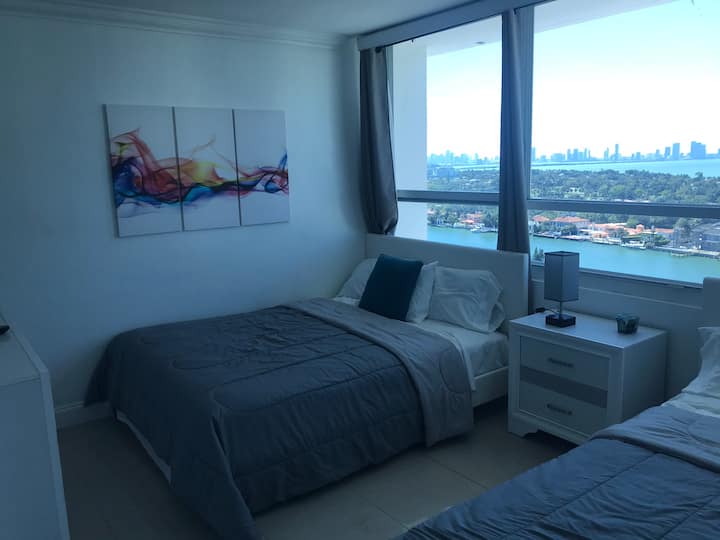 Beachfront Condo With Private Pool & Free Parking. - Miami Beach, FL