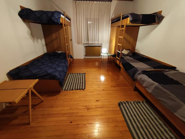 Osojnica - Room For 5 In Family Hostel Pivka - Postojna