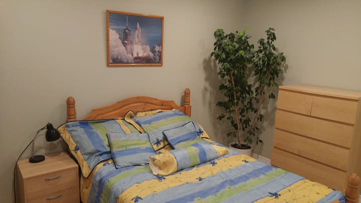 Sunshine-filled Private Bedroom, Shared Bathroom - Pointe-Claire