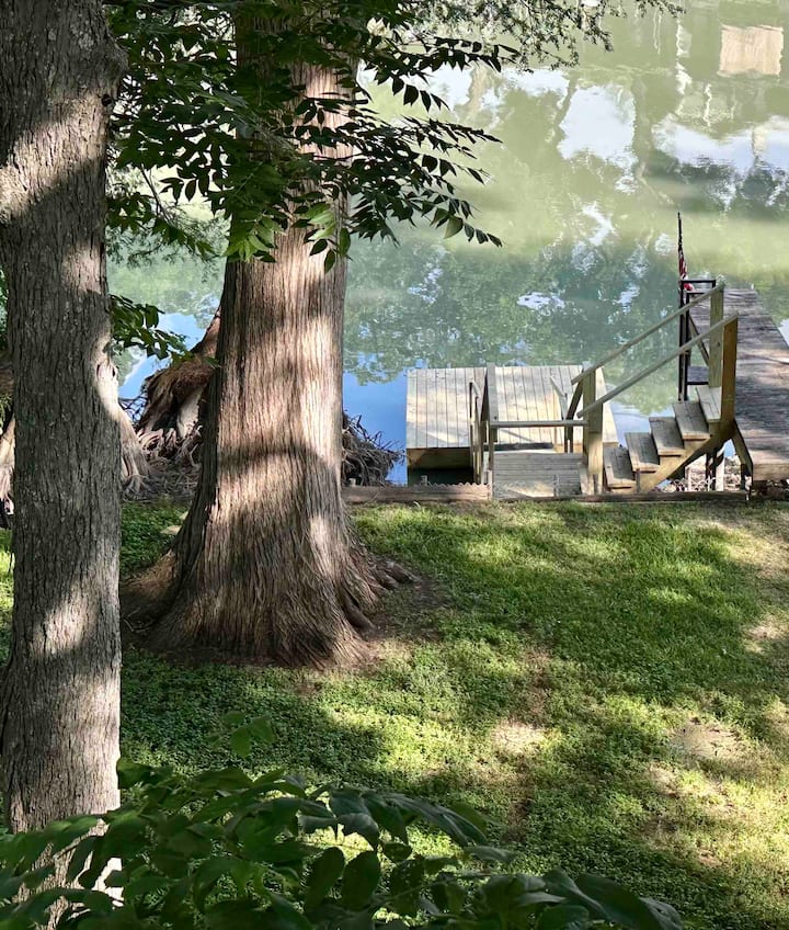 Lakeside Designer Cottage W/ Kayaks +Gas Fire Pit - Seguin